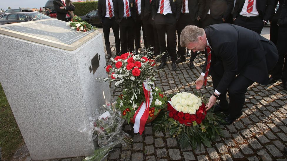 Manchester United mark 60 years since Munich disaster - BBC News