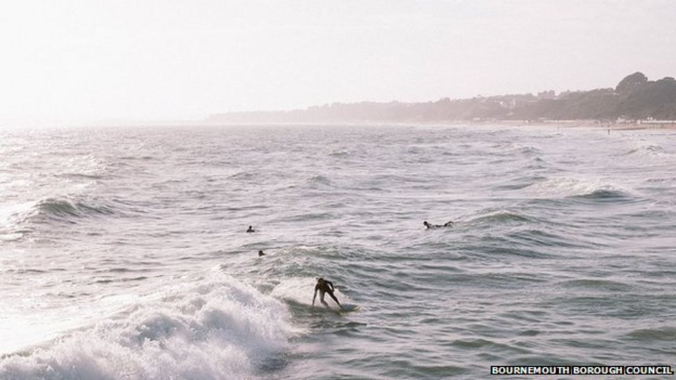 Artificial reef makes Boscombe surfers 'laughing stock' - BBC News