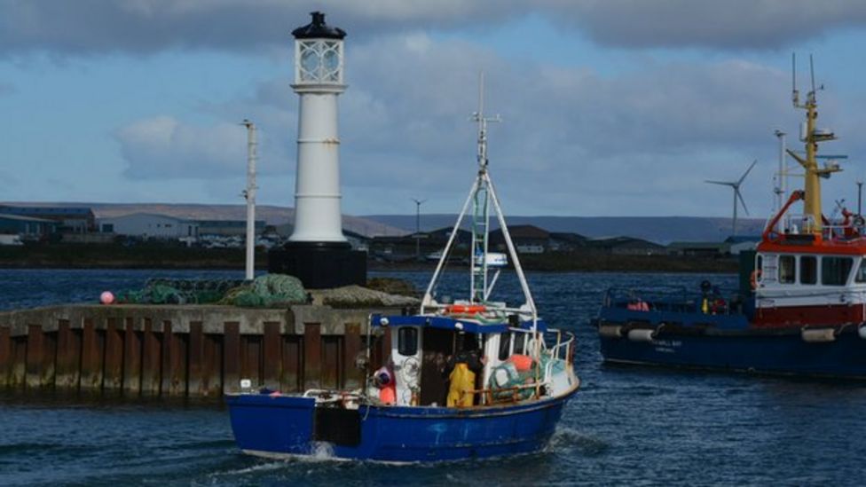 Scottish independence: Carmichael promises more power for isles - BBC News