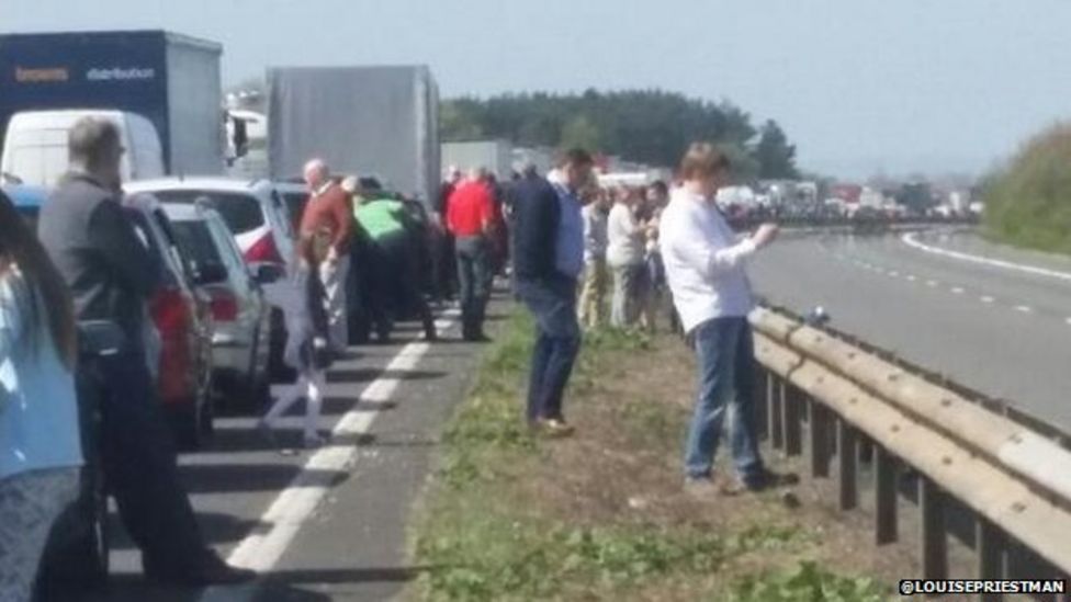 Two killed in M26 five-vehicle crash in Kent - BBC News