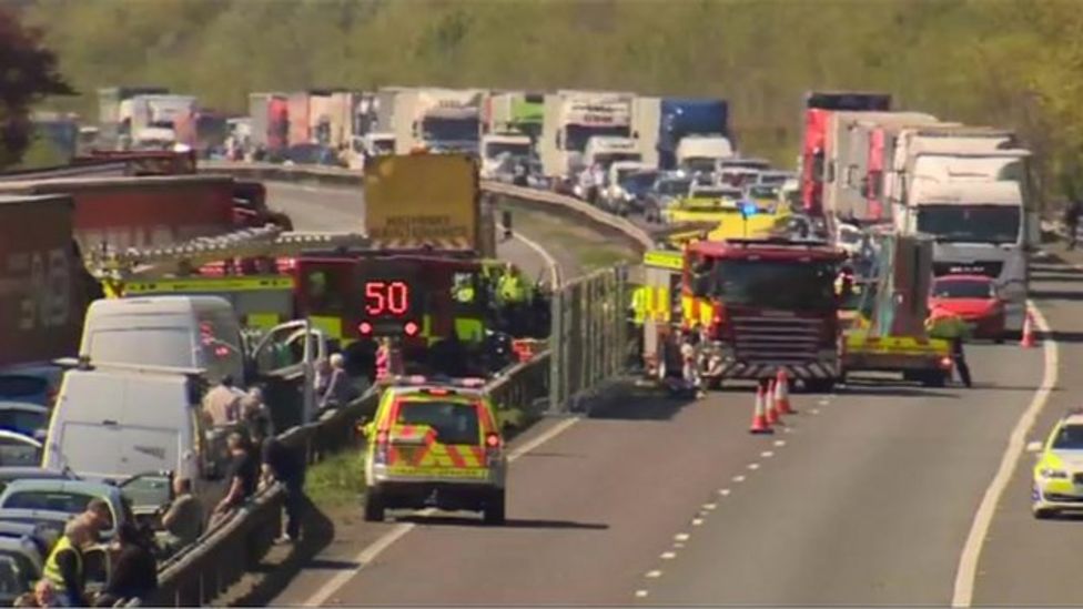 Two killed in M26 five-vehicle crash in Kent - BBC News