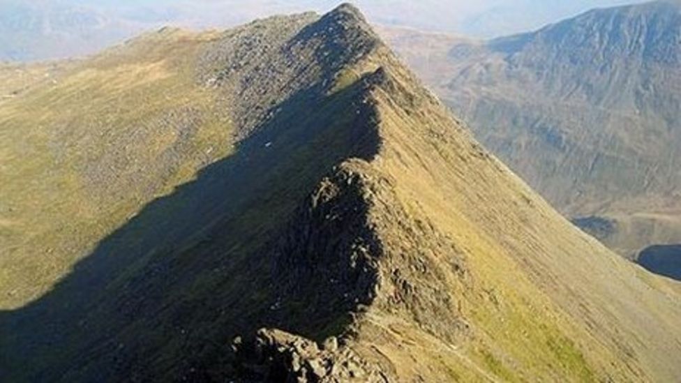 Helvellyn fall: Walker dies after 650ft mountain plunge - BBC News