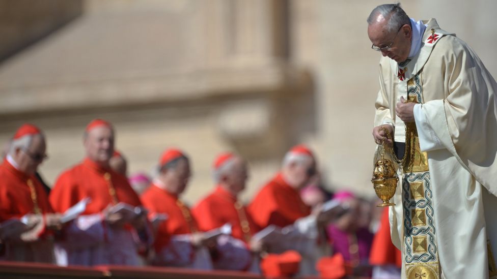 In pictures: Christians across the world celebrate Easter - BBC News