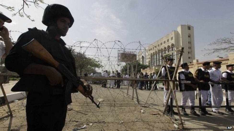 Cairo bombing 'kills senior Egyptian policeman' - BBC News