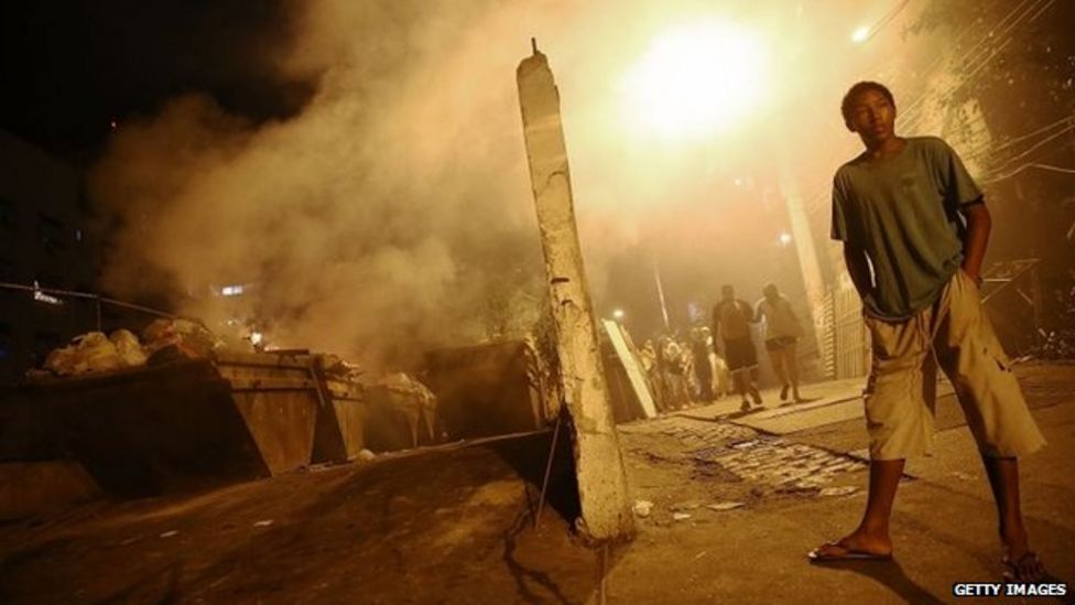 Brazil protesters in Rio clashes over dancer's death - BBC News