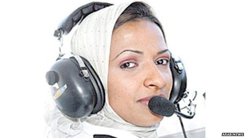 Saudi Arabia: First woman to get pilot license - BBC News