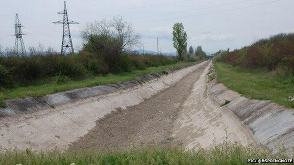 Russia fears Crimea water shortage as supply drops - BBC News