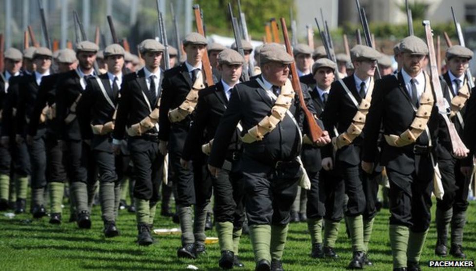 Thousands take part in Larne UVF gun-running commemoration - BBC News