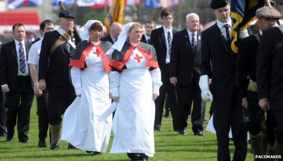 Thousands take part in Larne UVF gun-running commemoration - BBC News