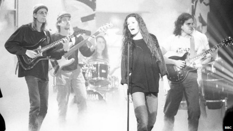 Paul Simon and Edie Brickell appear in court, holding hands - BBC News