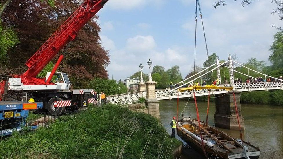 Diamond Jubilee Hereford Bull 'trow' sets sail in city - BBC News