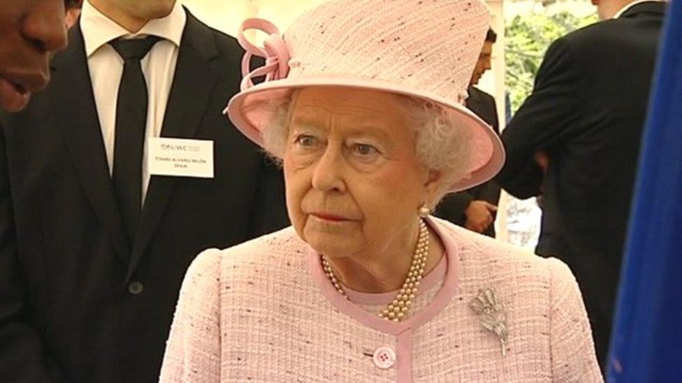 Queen meets tsunami survivor at Atlantic College - BBC News