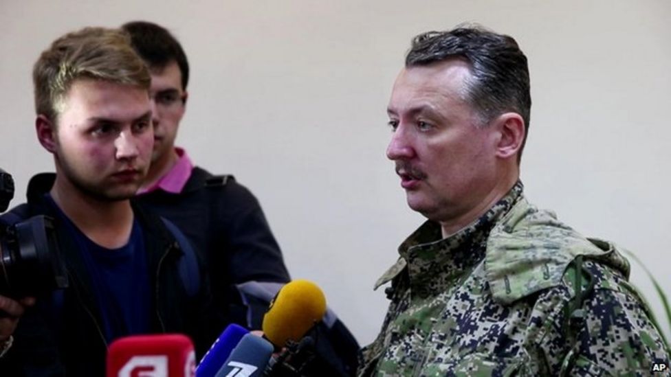 Ukraine crisis: Meeting the little green men - BBC News