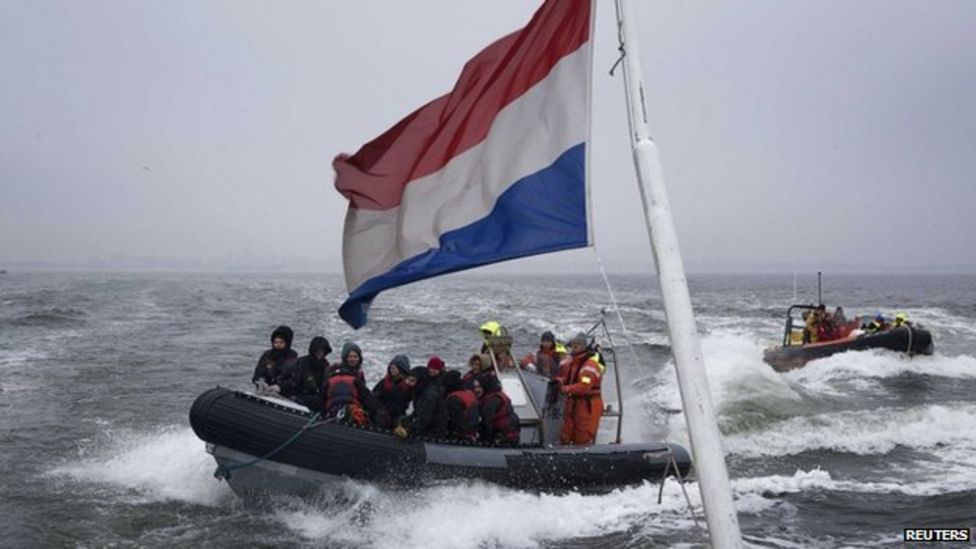 Greenpeace Russian tanker activists held in Netherlands - BBC News