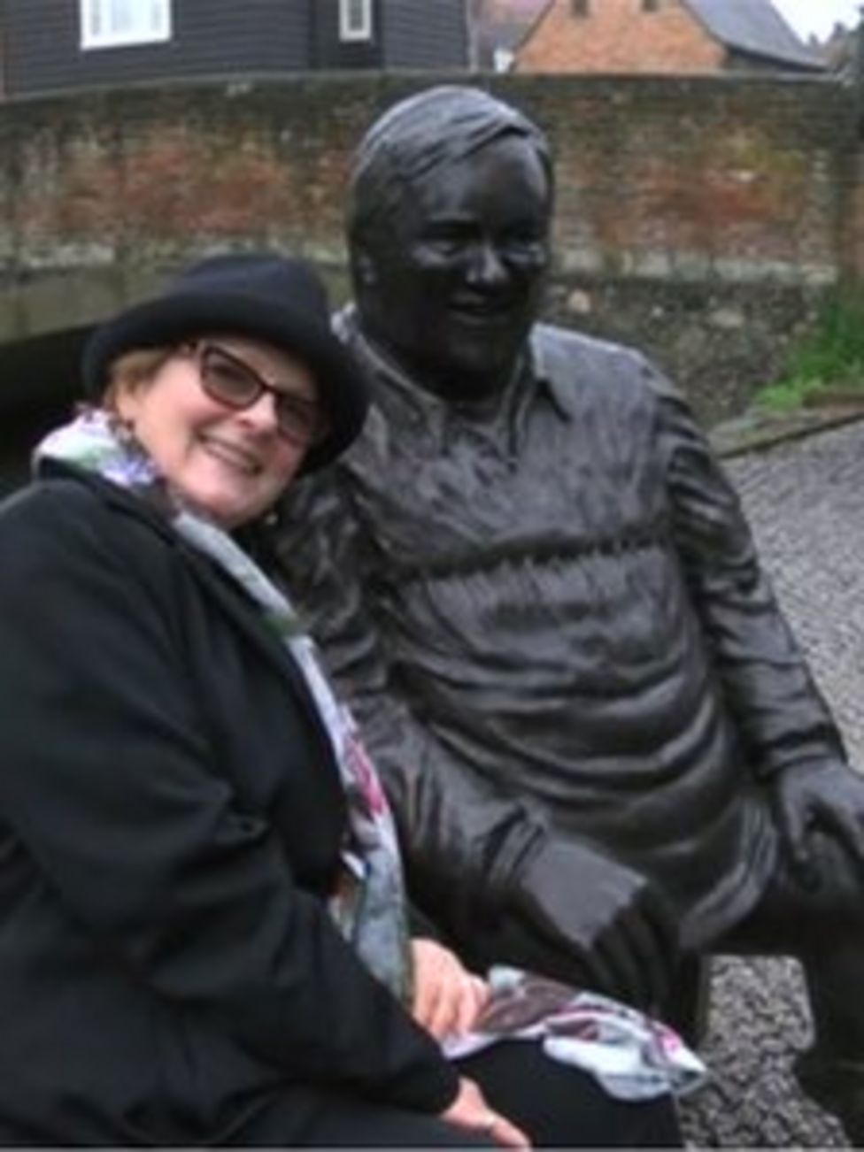 Statue of Kent comedian Dave Lee unveiled in Canterbury - BBC News