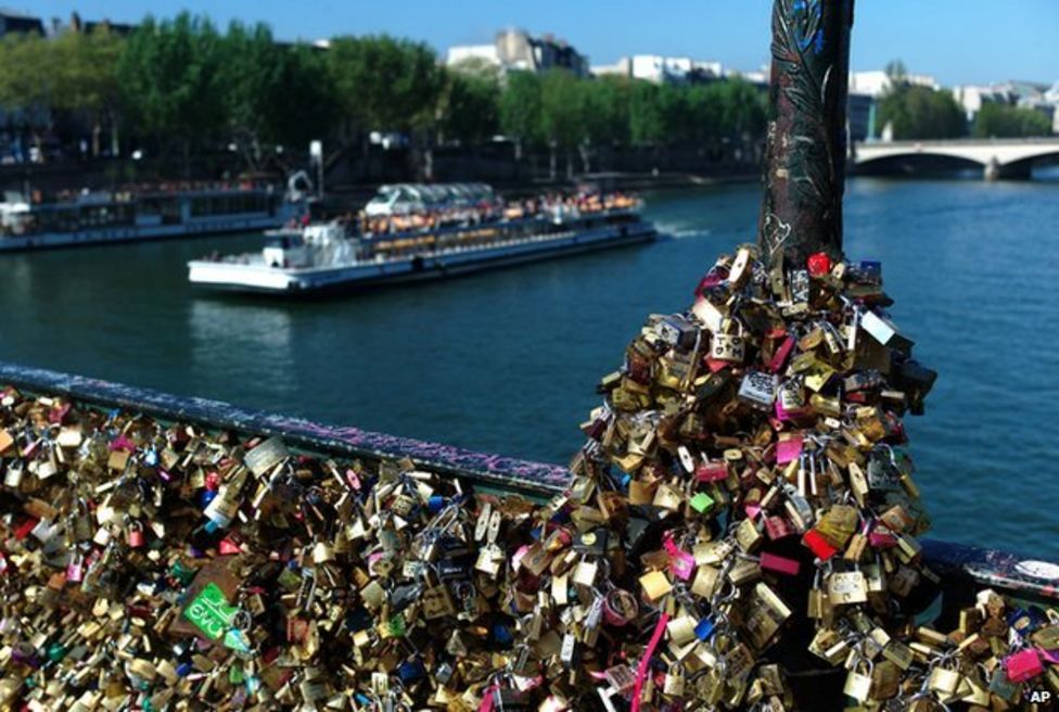 Are love locks on bridges romantic or a menace? - BBC News