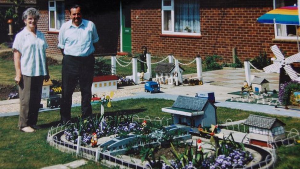 Cambridgeshire model village succumbs to the elements - BBC News