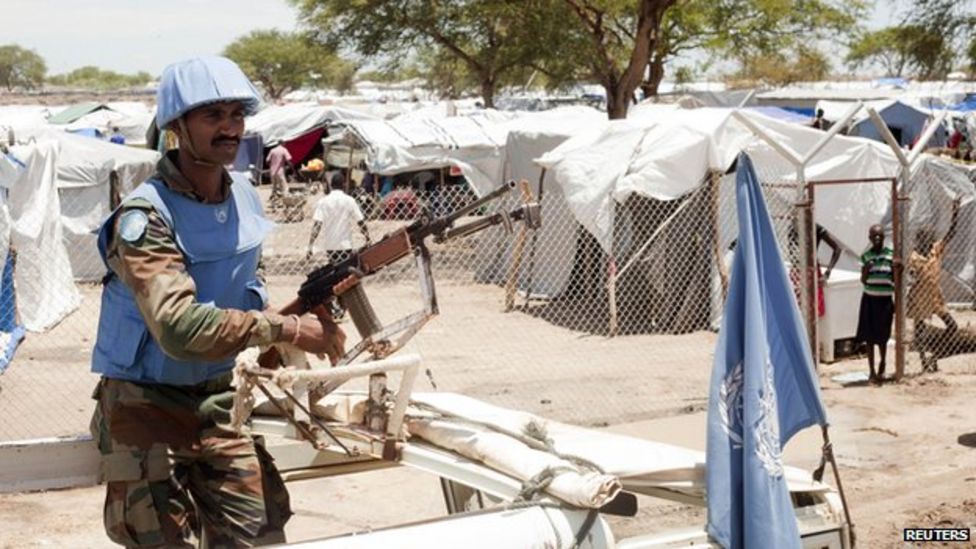 South Sudan government forces battle for Bentiu oil hub - BBC News