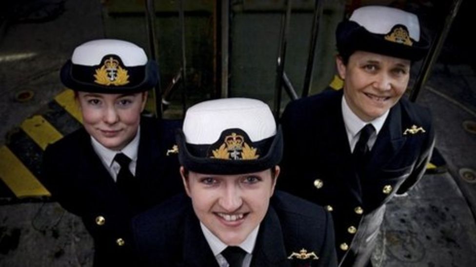 Royal Navy gets first female submariners - BBC News