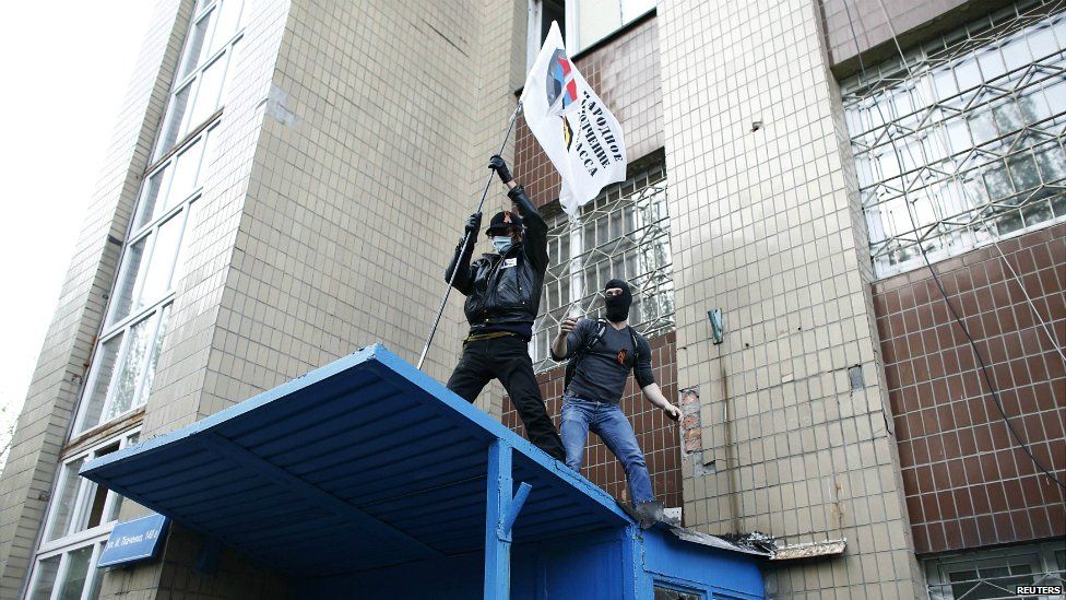 In pictures: Pro-Russians freed in Ukraine - BBC News