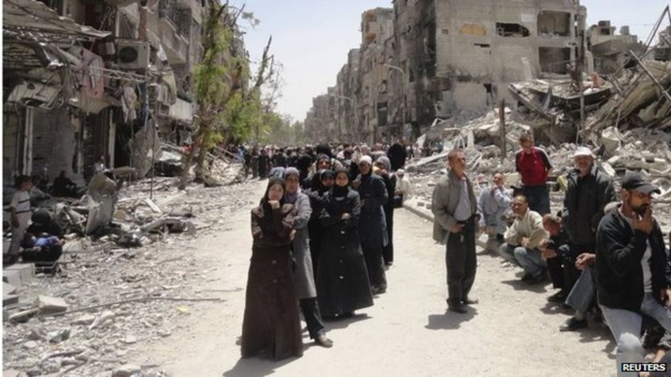 Lebanon 'expels' Palestinian refugees fleeing Syria - BBC News