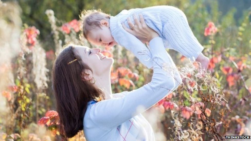 The drive for 'natural motherhood' - BBC News