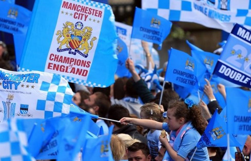 Manchester City's Premier League title celebrations draw crowds - BBC News