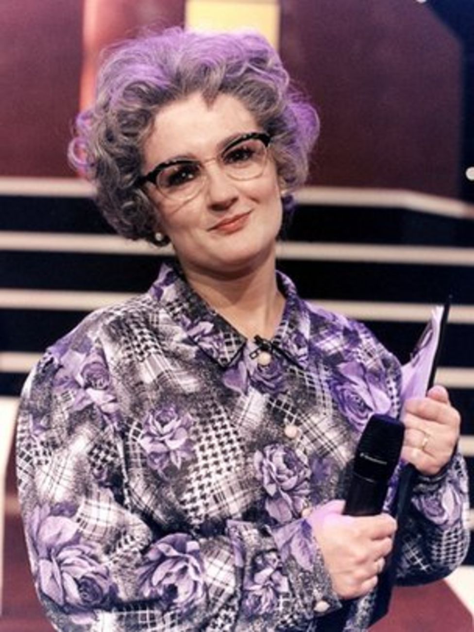 Caroline Aherne, Royle Family star, has lung cancer - BBC News
