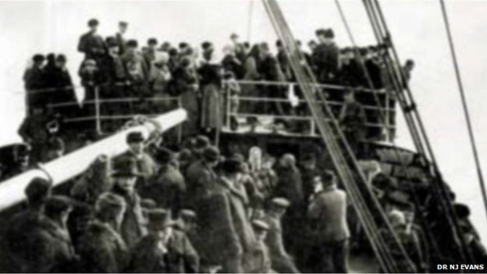 Hull's Finnish migration links marked with plaque - BBC News