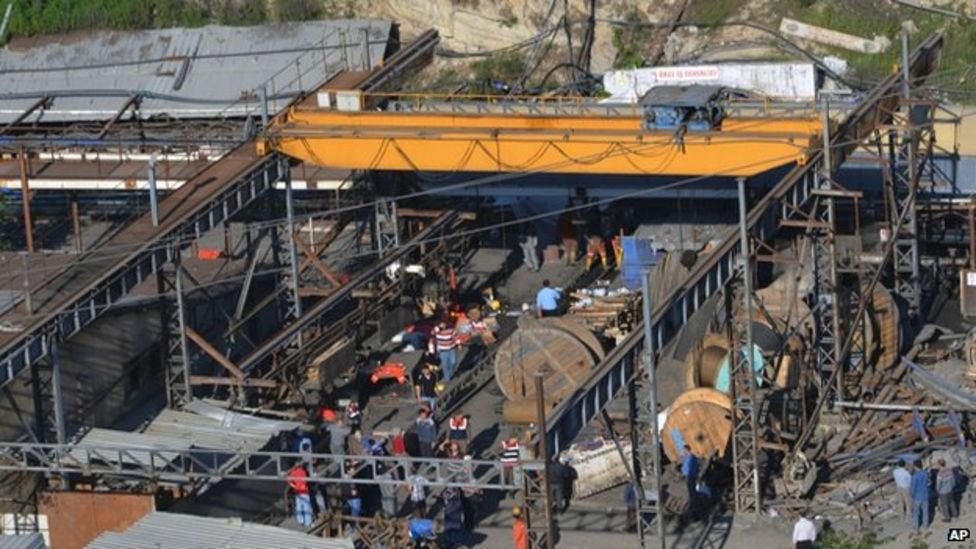 Deadly Turkey blast 'traps hundreds' - BBC News