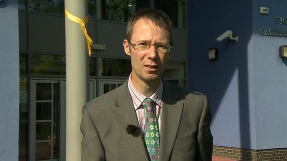 Cancer fundraiser Stephen Sutton dies aged 19 - BBC News