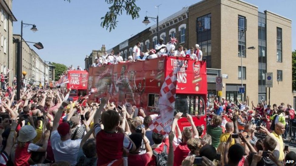 Thousands line the street for Arsenal's victory parade - BBC News