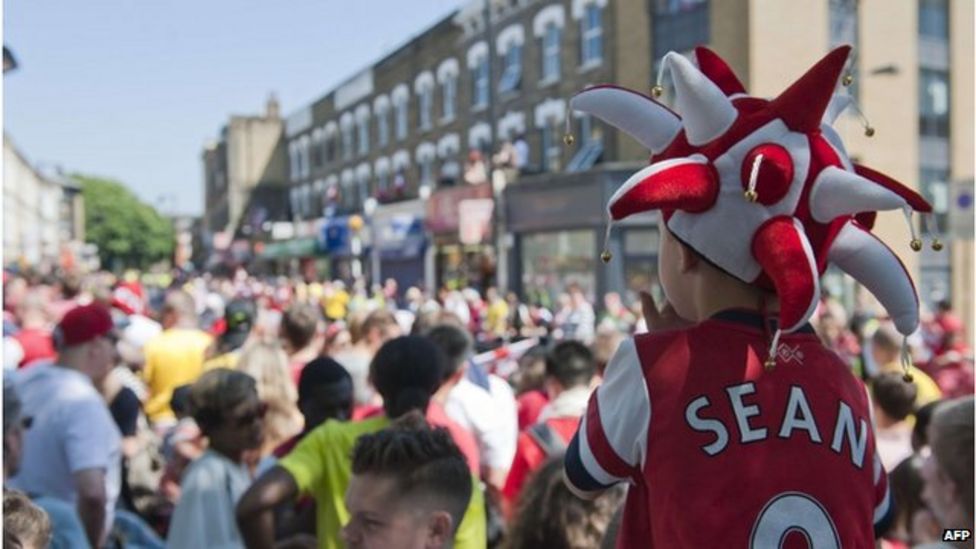 Thousands line the street for Arsenal's victory parade - BBC News