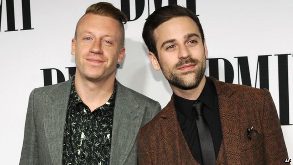 Macklemore apologises for 'Jewish caricature' costume - BBC News