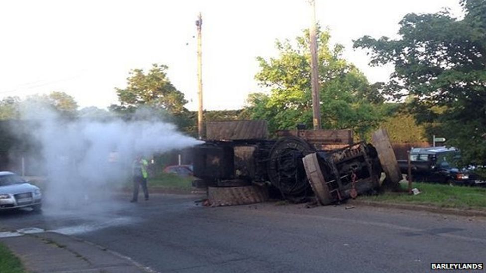 Essex 21-tonne steam engine falls off lorry trailer - BBC News