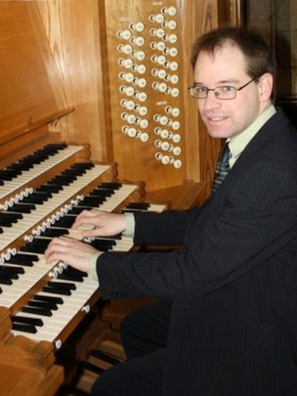 Llandudno organ to have 1,767 pipes played in an hour - BBC News
