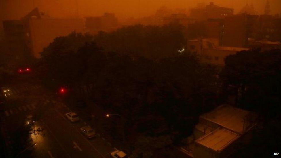 Iran sandstorm kills at least four in Tehran - BBC News