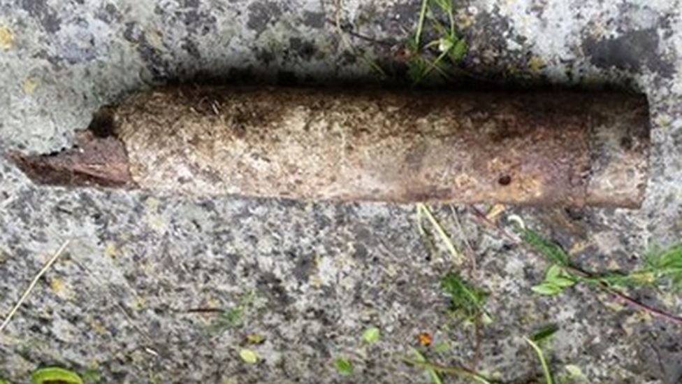 Evacuation for WW2 incendiary device removal from Frome garden - BBC News