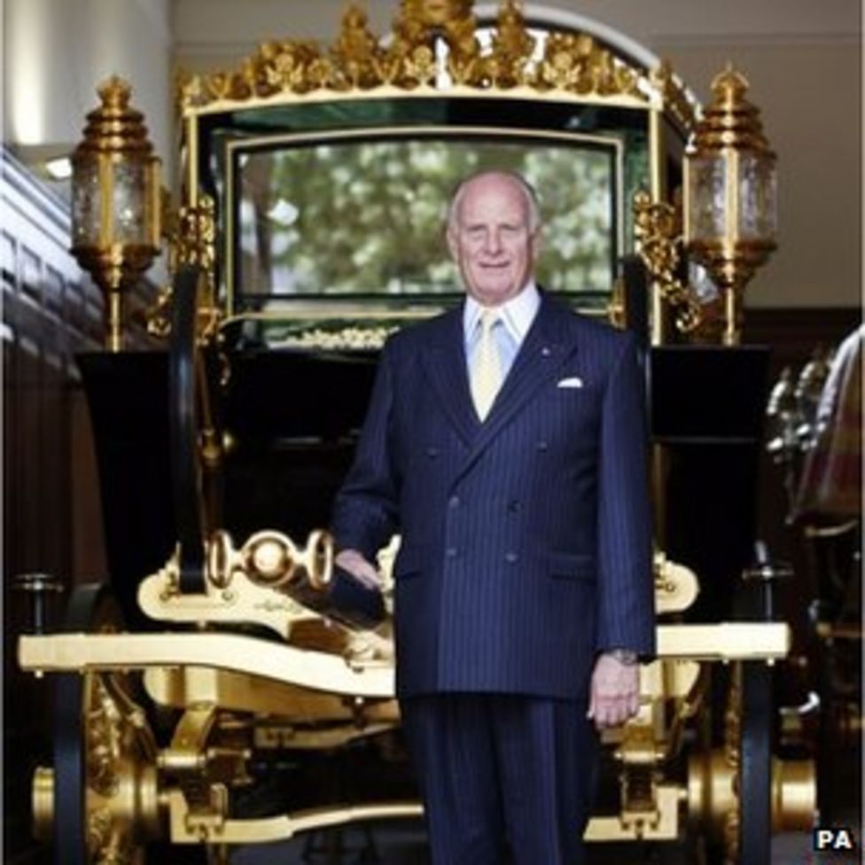 Queen's Speech 2014: New three-tonne coach unveiled - BBC News