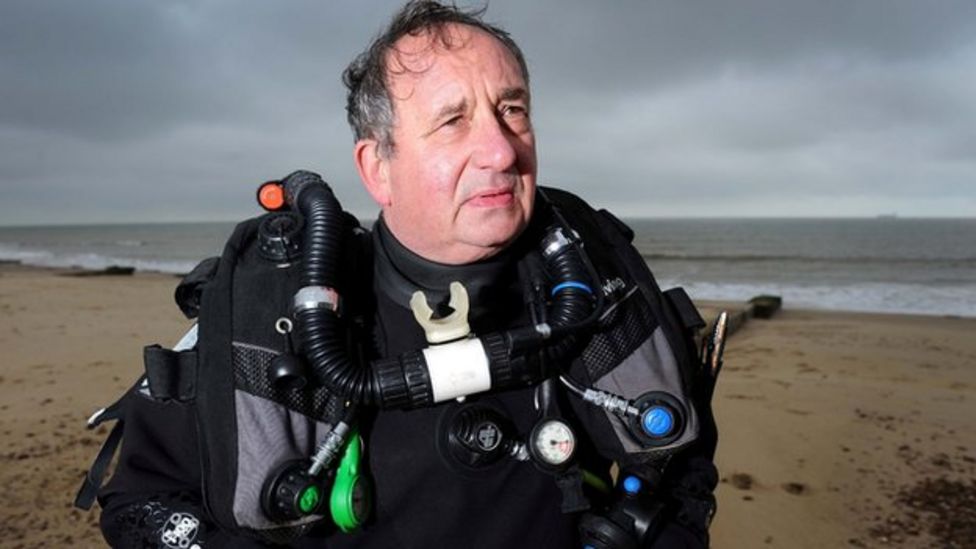 St Abbs underwater tribute to lost HMS Pathfinder crewmen - BBC News