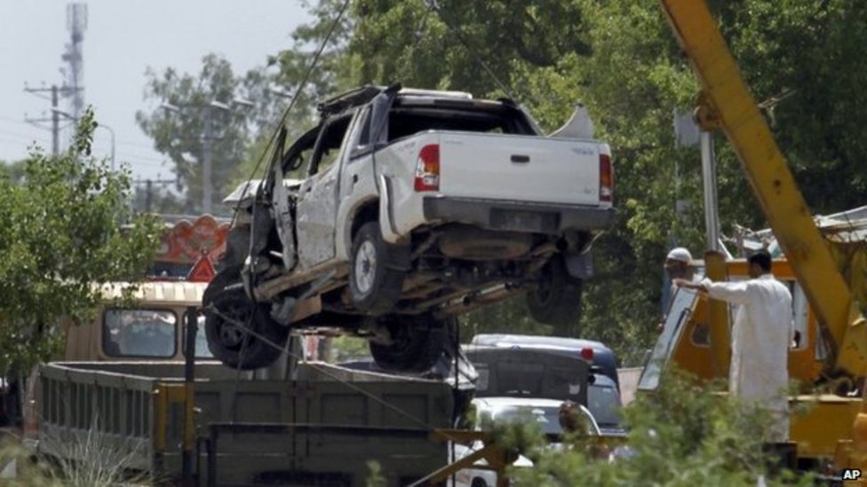 Pakistani soldiers killed in bomb and gun attacks - BBC News
