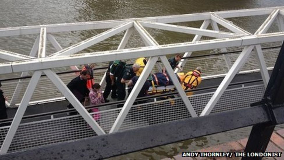 Nine injured as boat hits Tower Bridge - BBC News