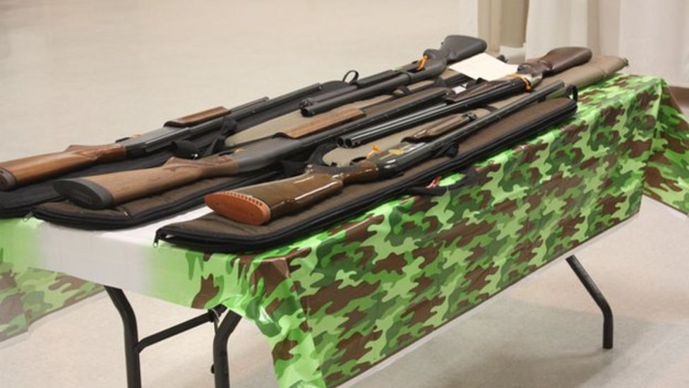 Gun raffles entice US voters - BBC News