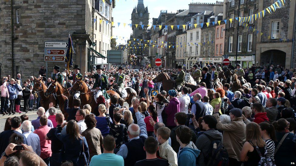 Hawick Common Riding celebrates 500-year landmark - BBC News