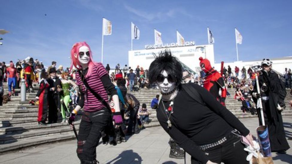 Q-Con: Belfast gaming, anime and cosplay convention returns - BBC News