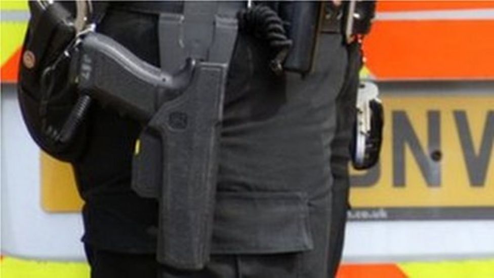 Two reviews to examine arming of Scottish police - BBC News