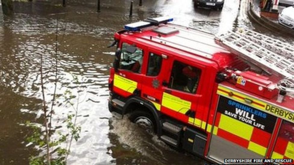 Lincoln-to-Worksop railway line reopens after flash floods - BBC News