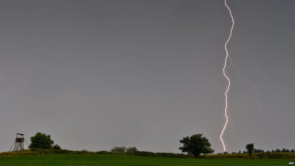 In pictures: Storms batter Germany - BBC News