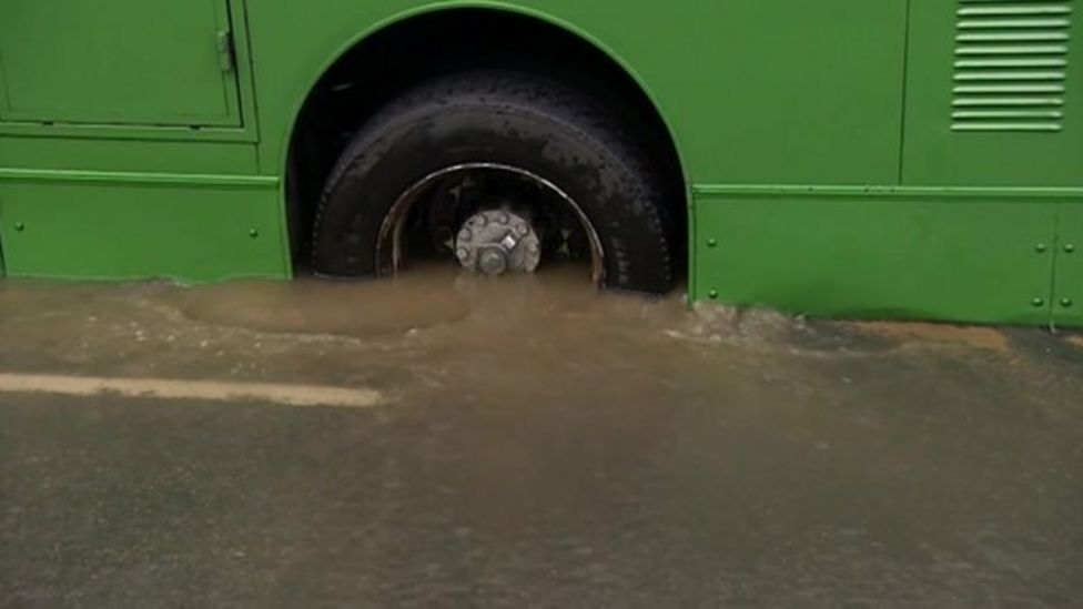Double-decker bus stuck in hole in Holbrook - BBC News