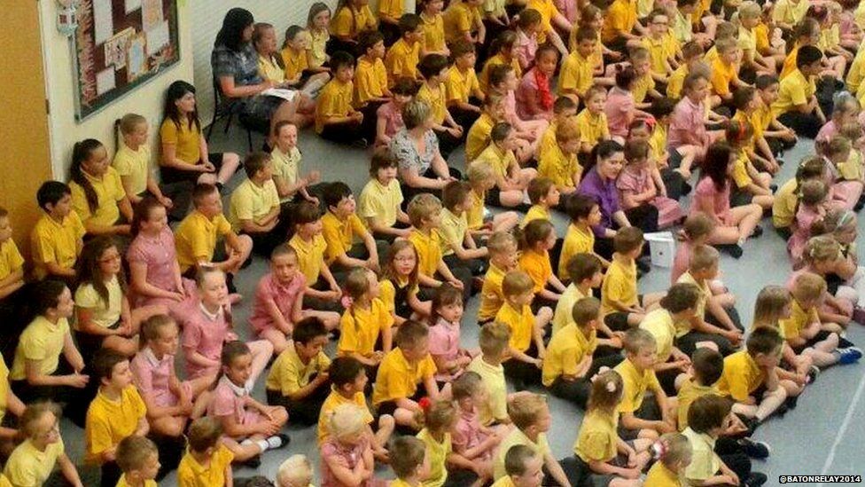 In pictures: Queen's Baton Relay visits Hull and Grimsby - BBC News